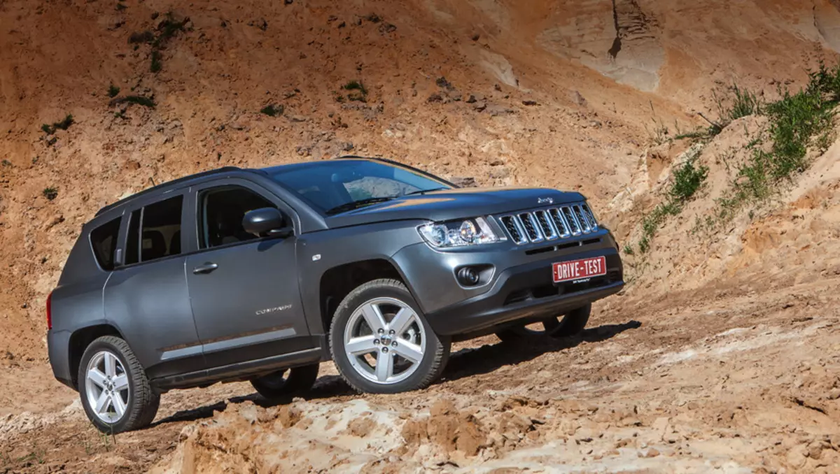 Smaoinigh duit féin mar aon leis an crossover Jeep Compass