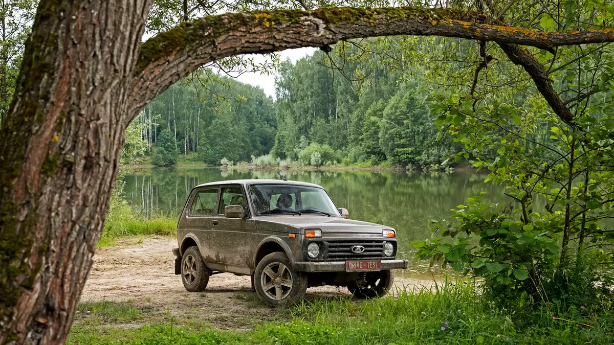 Лада 4x4 болон УАЗ Хантертай өнгөрсөн руу Dive 978_1