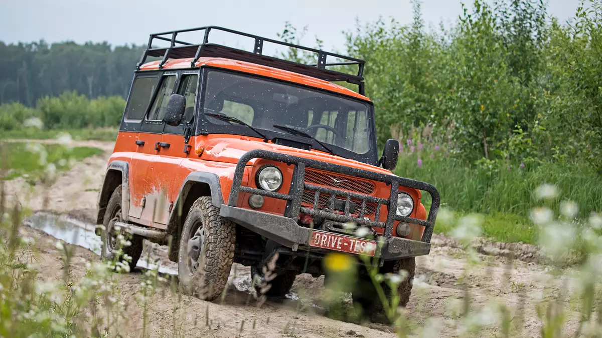 Гмурнете се в миналото с Lada 4x4 и Uaz Hunter 978_8