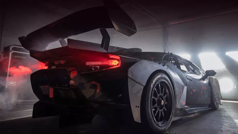 Lamborghini Huracan GT2 malfermos novan kategorion por la marko